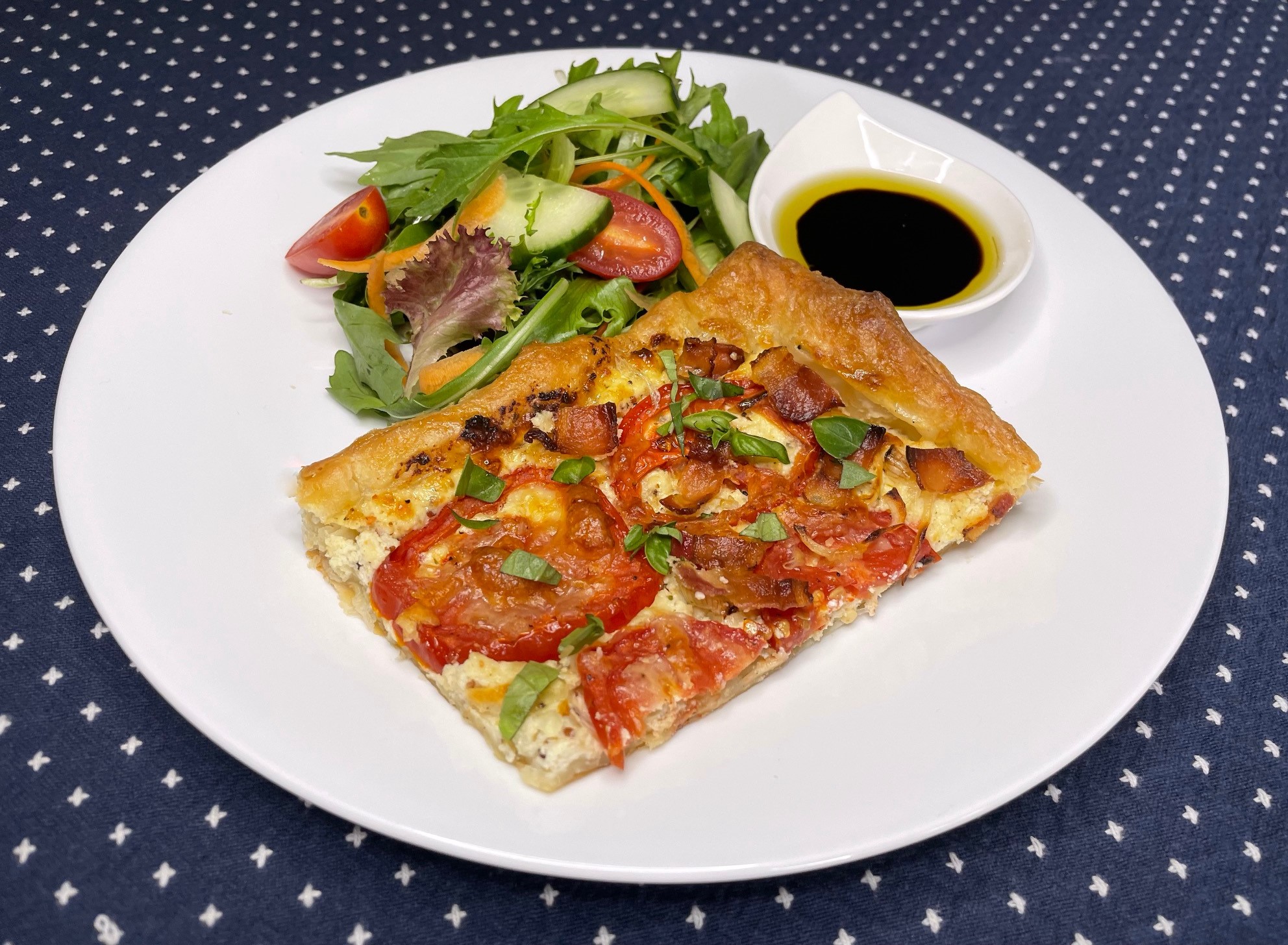 Tartelette de Pâte Feuilletée au Bacon, à la Tomate et au Fromage ...